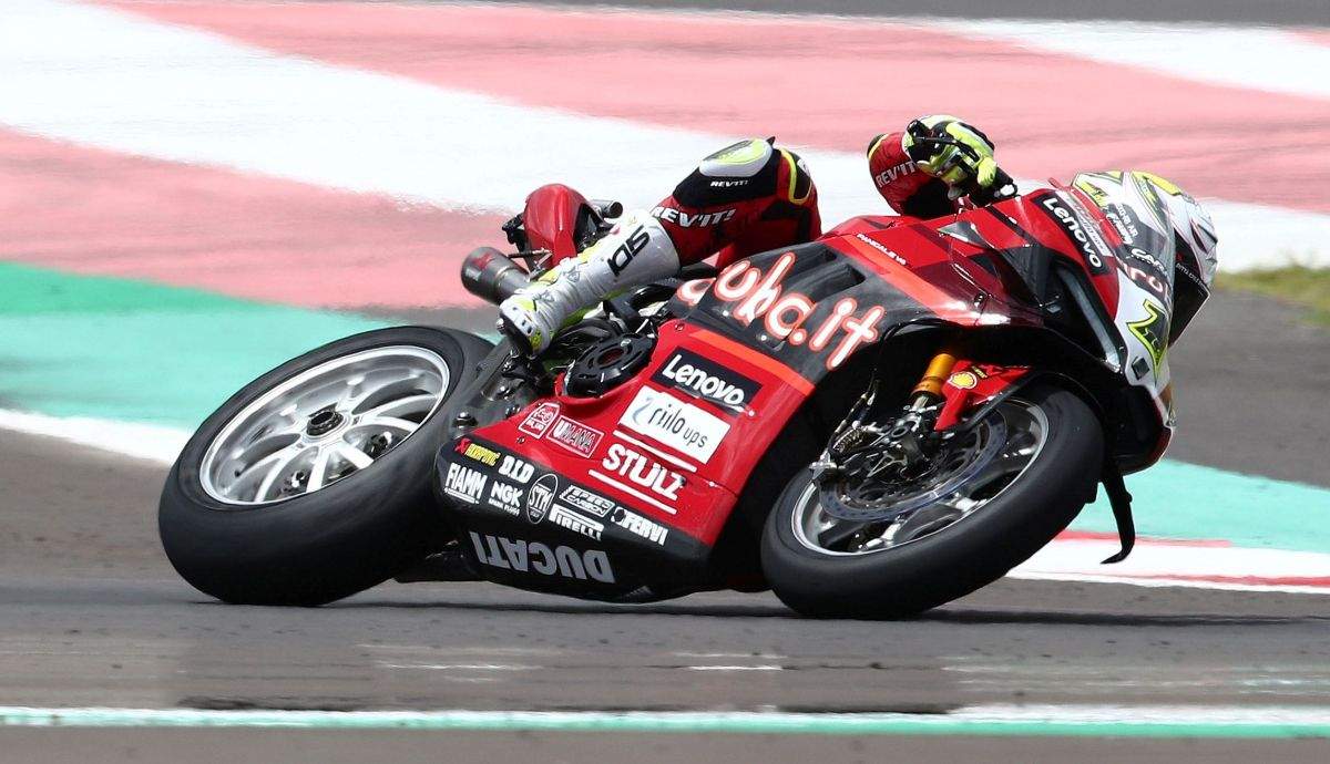 Bautista remonta para ganar y primer podio de Xavi Vierge