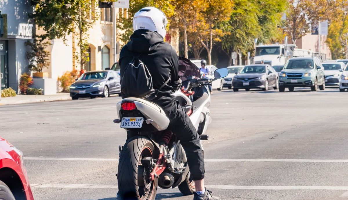 ¿Con qué pie es mejor dejar parada la moto?