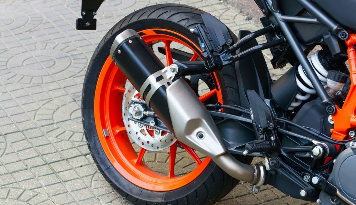 Mofle de la moto, ¿qué es y para qué sirve?