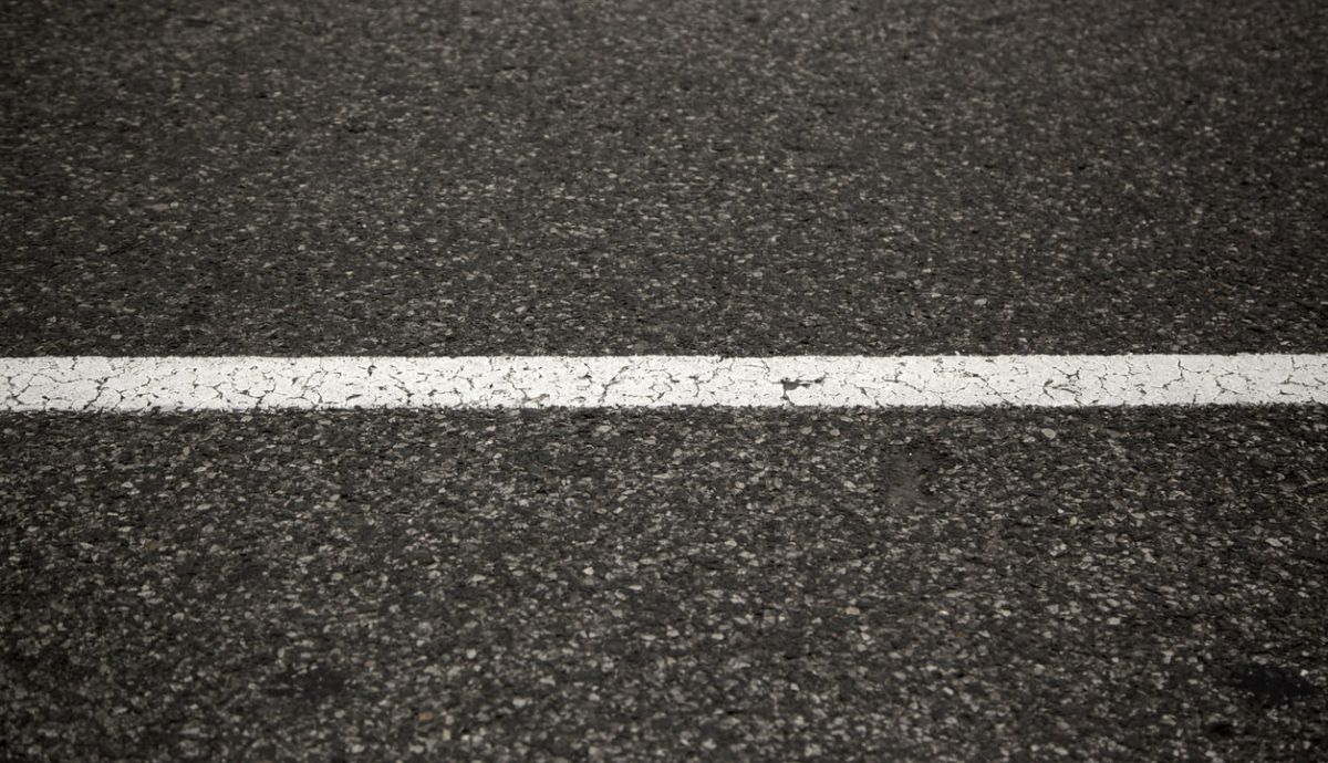 ¿Cuándo se puede sobrepasar una línea continua conduciendo?