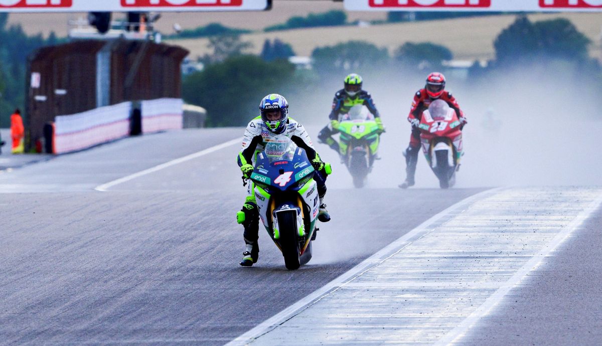 Héctor Garzó se pone líder de MotoE tras un gran doblete