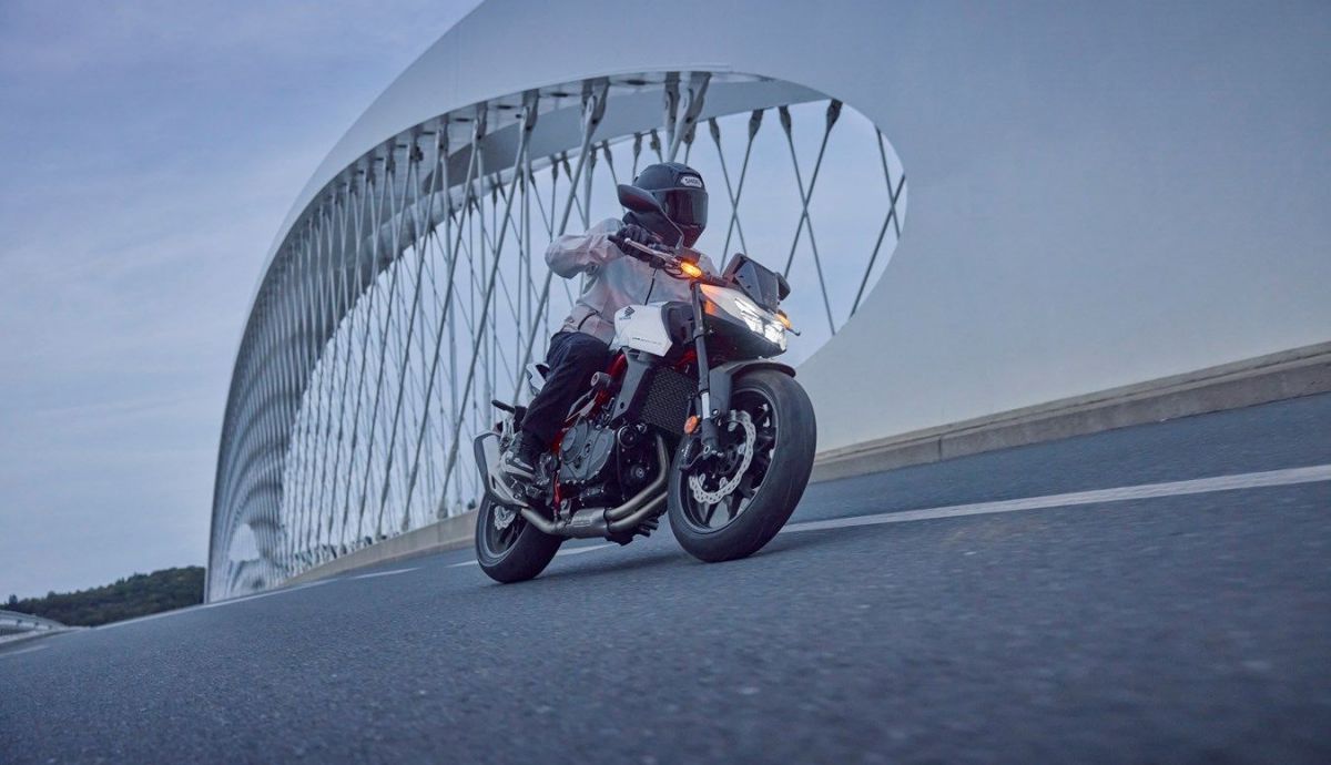 Honda CB750 Hornet 2025, la naked afila el aguijón