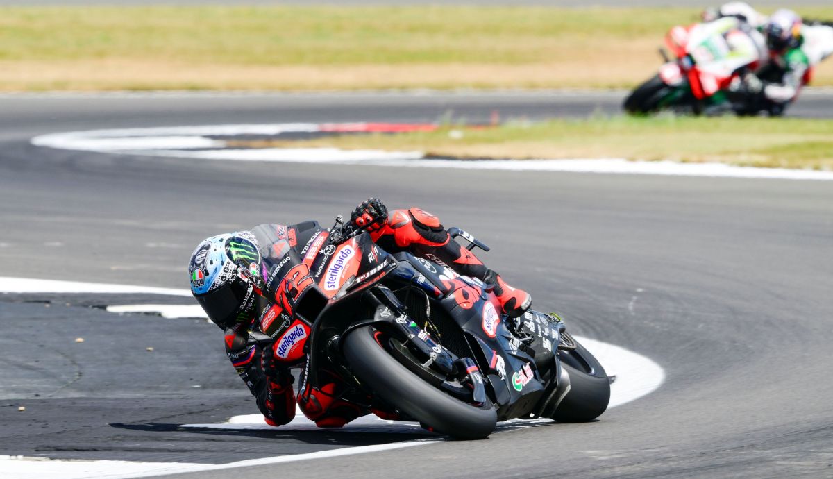 Marco Bezzecchi gana tras romper Quartararo y podio de Marc