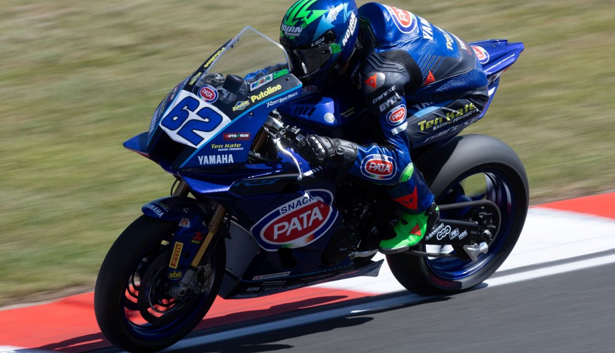 Stefano Manzi somete a Tom Booth-Amos en Supersport