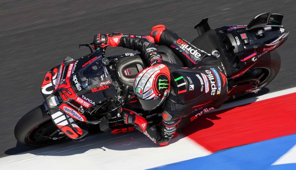 Marco Bezzecchi avisa con una gran pole en Misano ante Álex