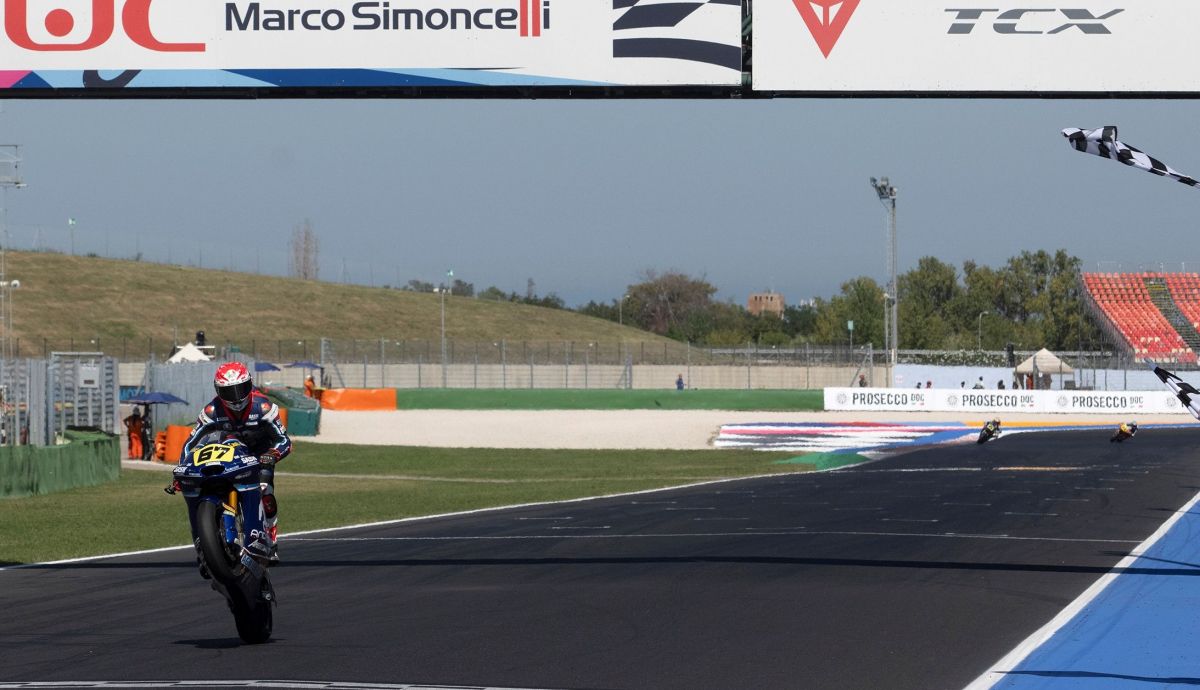 Alberto Surra gana ante Xabi Zurutuza en el Europeo de Moto2