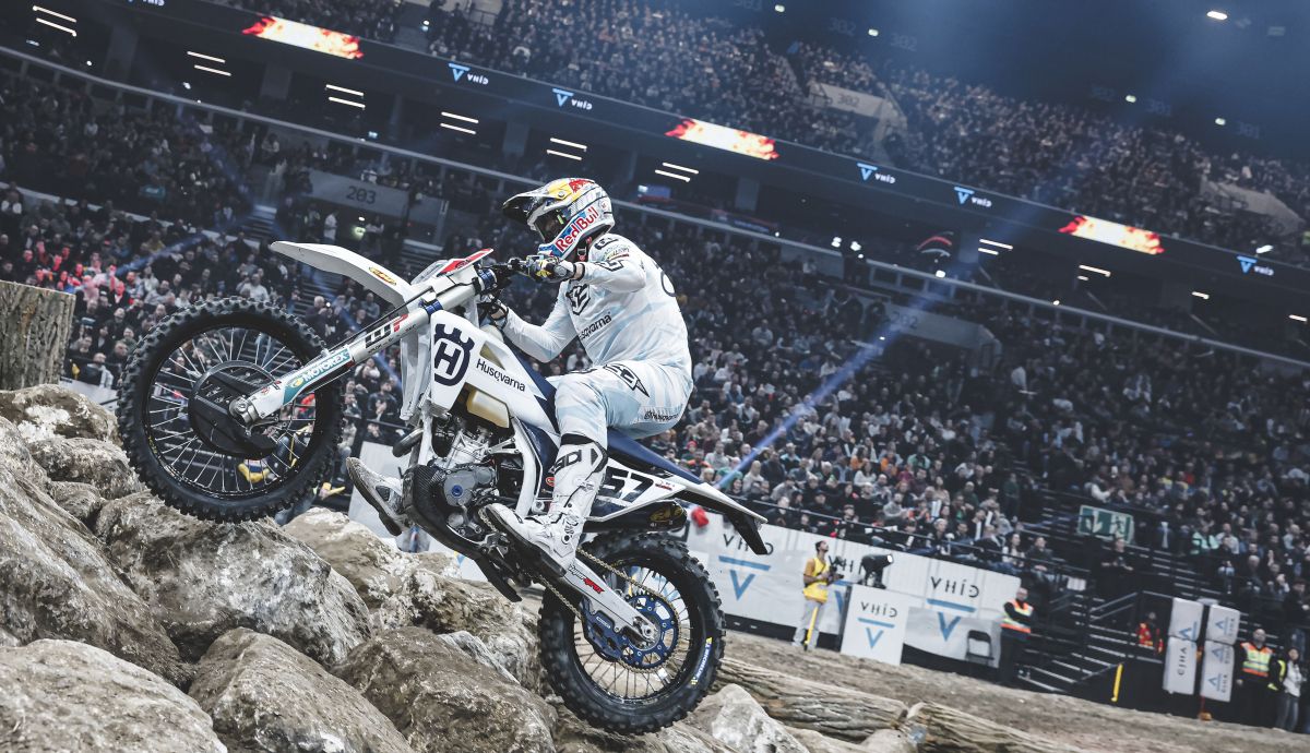 Mundial SuperEnduro 2026. Billy Bolt, invicto, también ga...