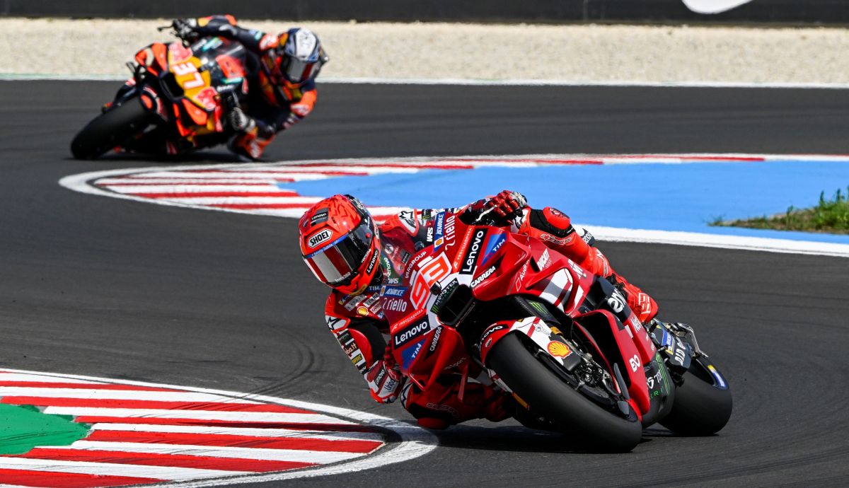 Marc Márquez arrasa a Pedro Acosta y Bezzecchi en el Sprint