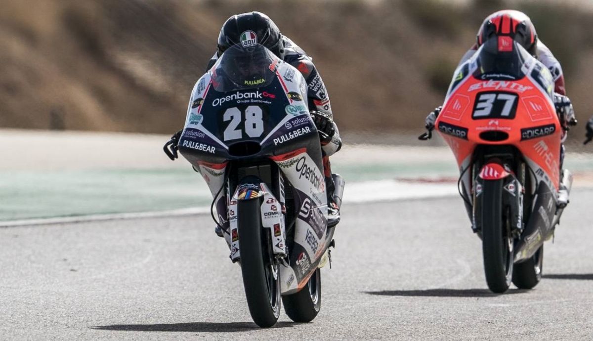 Izan Guevara bate a Pedro Acosta y es líder de Moto3